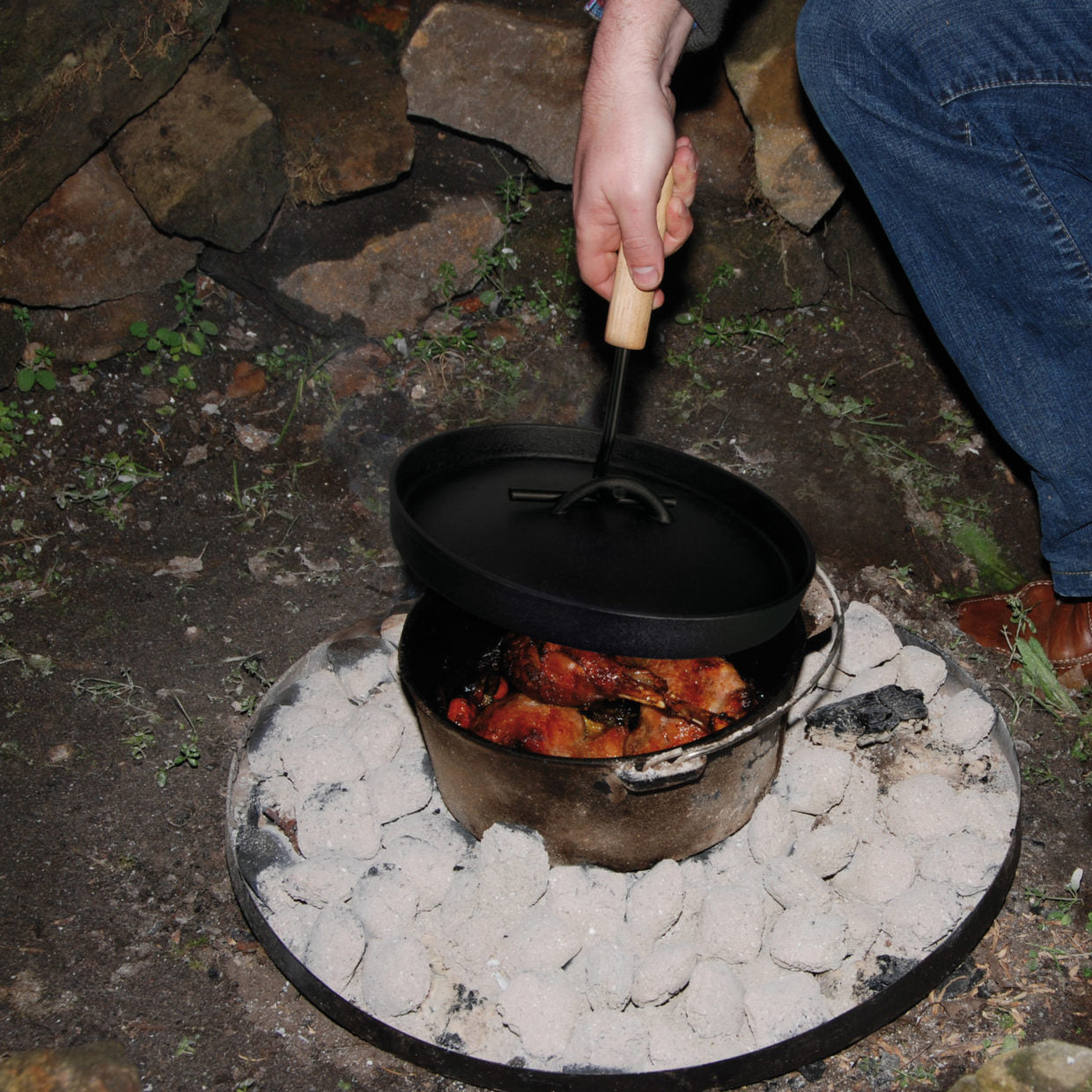 Dutch Oven Cast Iron Camping Bushcraft Fire Cooking Pot and Lid Hook 1 ...